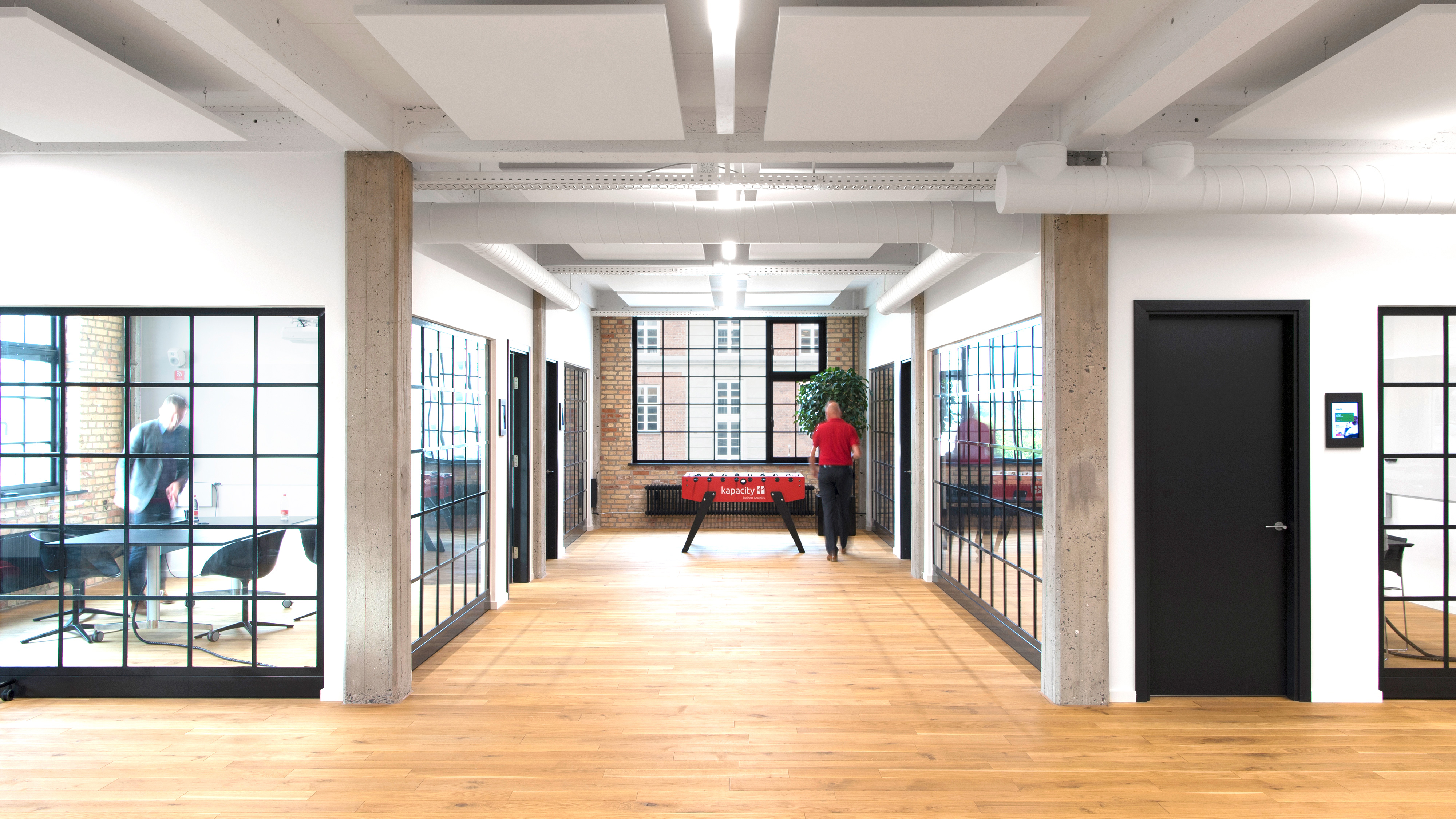 Verbesserte Rockfon® Eclipse™ Deckensegel mit superweißer Oberfläche für mehr Helligkeit